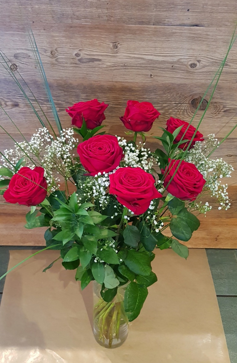 Bouquet de 7 roses rouges Red Naomi avec garniture - Galley Fleurs