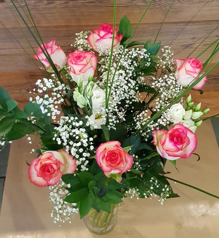 Bouquet de 7 roses roses Jumilia avec garniture - Galley Fleurs